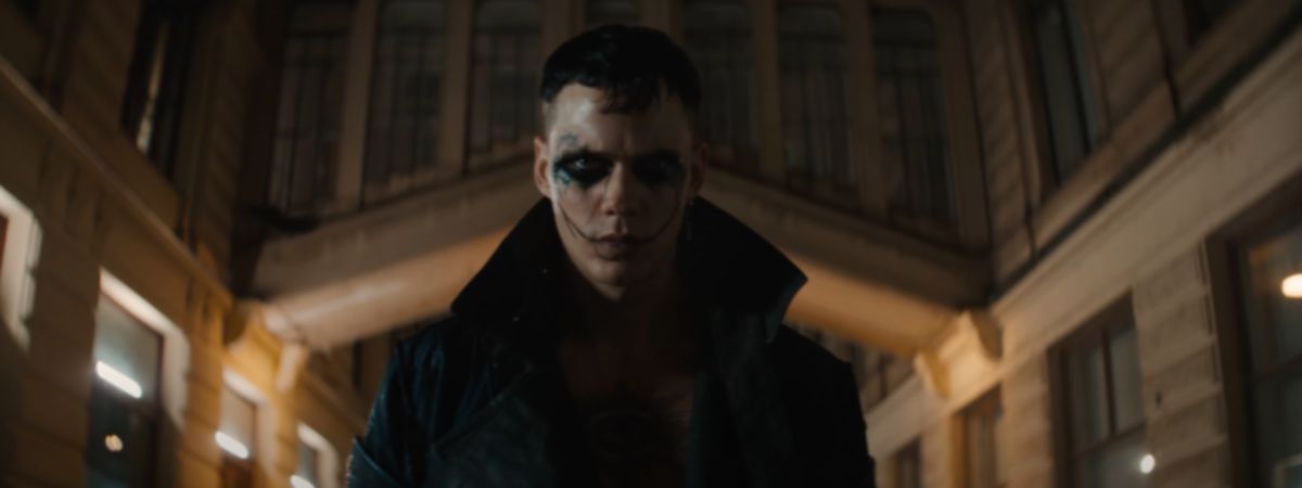 Estrelado por Bill Skarsgård, revelado 1º trailer do remake de "O Corvo"